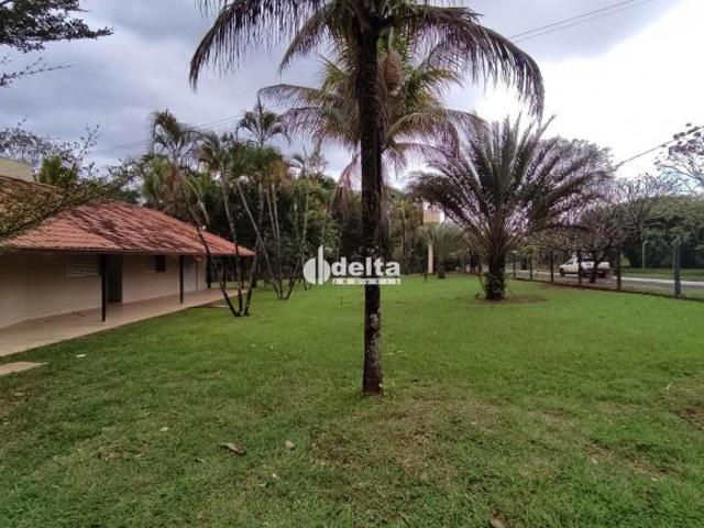 Casa residencial em condomínio com 2 suítes disponível para venda em Uberlândia MG