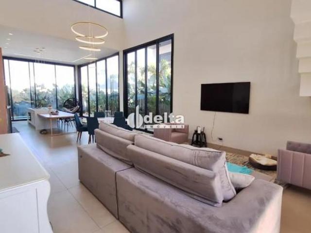 Casa residencial em condomínio com 4 suítes disponível para venda no bairro Granja Marileusa em Uber