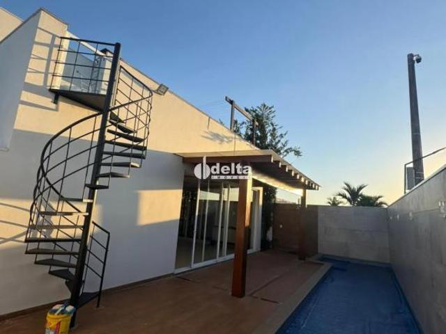 Casa residencial em condomínio com 4 suítes disponível para locação no bairro Shopping Park em Uberl