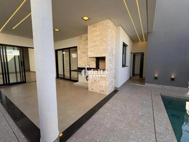 Casa residencial em condomínio disponível para venda no bairro Laranjeiras em Uberlândia MG