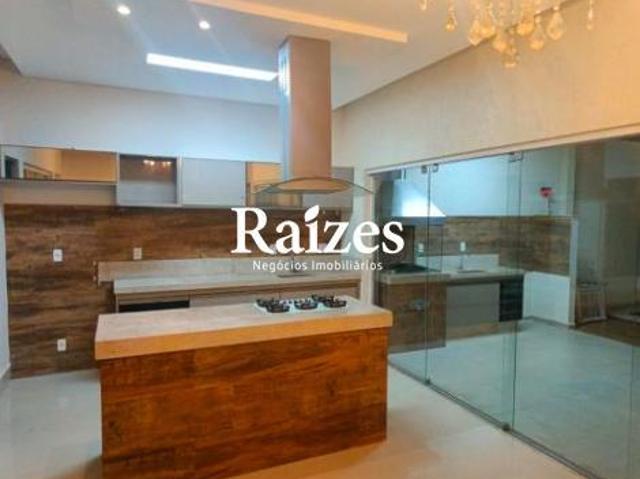Casa Residencial em Uberlândia Jardim Karaíba com 3 Suítes e Porcelanato Alto Padrão