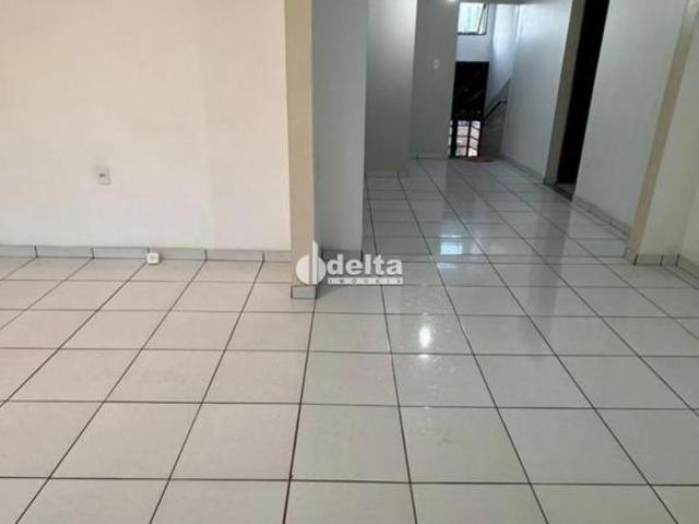 Casa residencial estilo sobrado com 4 quartos sendo 1 suíte disponível para locação no bairro Morada