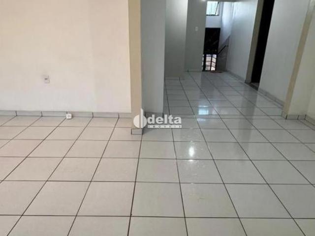 Casa residencial estilo sobrado com 4 quartos sendo 1 suíte disponível para locação no bairro Morada