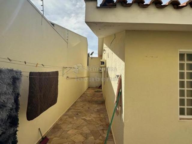Casa residencial localizada no bairro Cidade Jardim, com 03 quartos, piscina e varanda com churrasqu