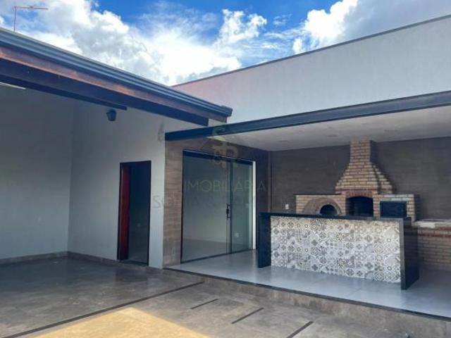 Casa residencial para vender com 194,80m² de área construída e 03 quartos, sendo 01 suíte no bairro