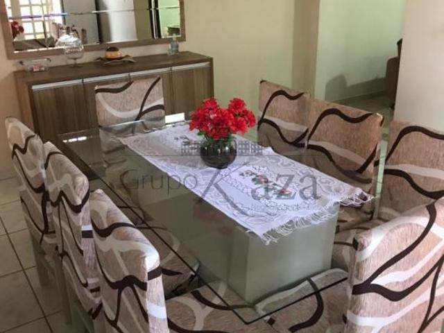 Casa Residencial Santa Paula Jacareí 3 Dormitórios 169m²