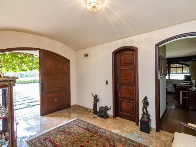 Casa residencial térrea ao lado do Parque Barigui no bairro Cascatinha de 900m² com 3 quartos