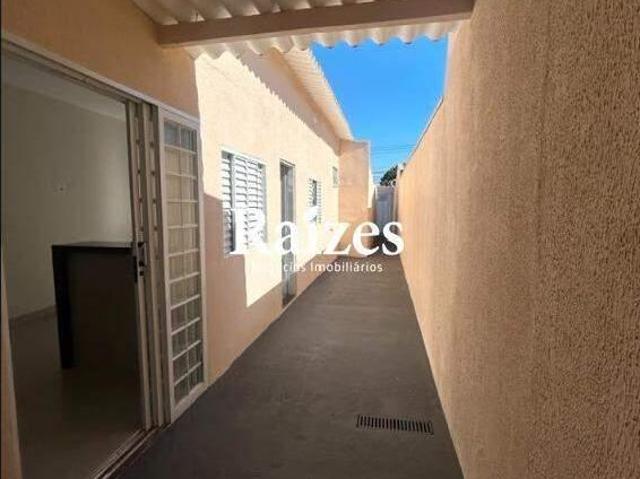 Casa Residencial 2 Quartos com Porcelanato, Varanda e 1 Vaga no Bairro Segismundo Pereira em Uberlân