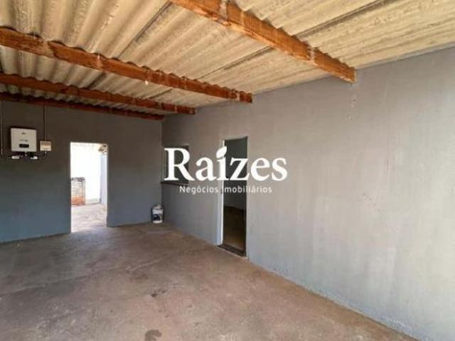Casa Residencial 3 Dormitórios com 4 Vagas em Uberlândia – Quintal Amplo e Aquecimento Solar