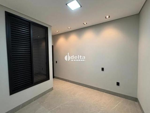 Casa residencial 3 suítes disponível para venda no bairro Granada em Uberlândia MG