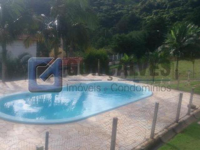 Casa Residencial 3 Quartos com Piscina e 4 Vagas em Joanópolis, SP