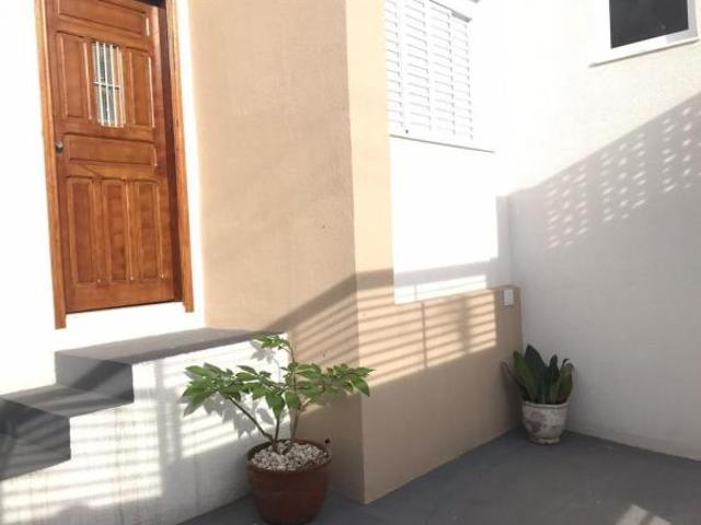 Casa residencial, 90 m² de área construída e 101,5 m² de terreno, 2 suítes, lavabo, sala, cozinha