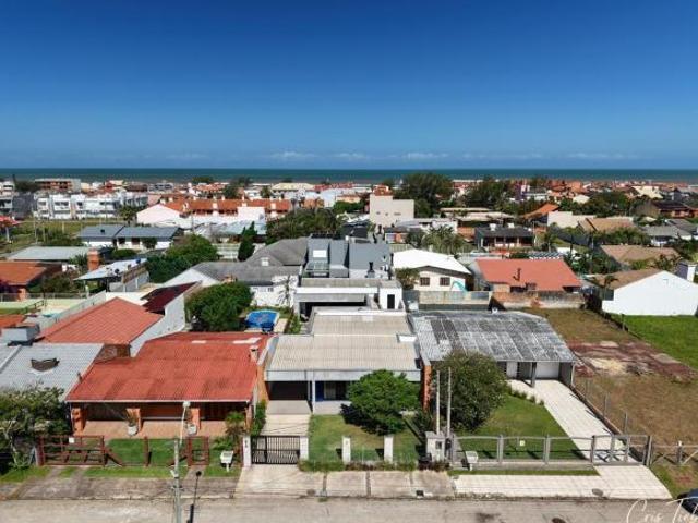 Casa retrofit mobiliada e decorada a poucos metros do mar e do Centro