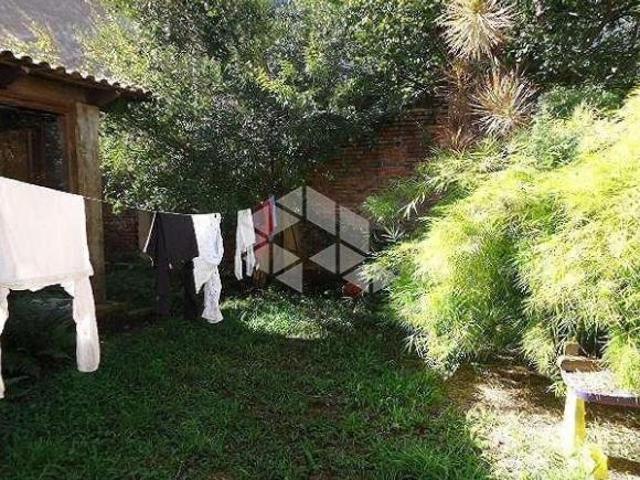 Casa robusta e bem construída em bairro nobre