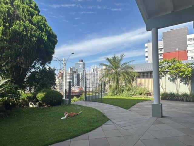 Casa semi mobiliada com 4 dormitórios/quartos sendo 1 suíte com 4 vagas