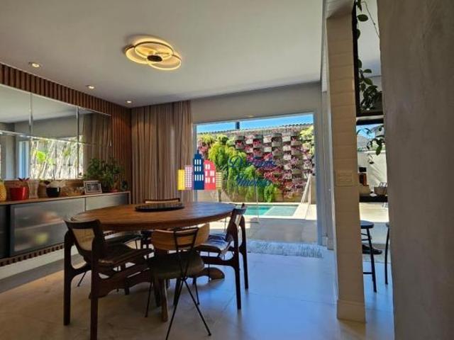 Casa em Condomínio de Luxo em Alphaville: 3 Quartos, 3 Suítes, 3 Salas, 5 Banheiros, 2 Vagas Santa
