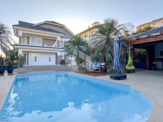 Casa semi mobiliada com piscina e 3 dormitorios, sendo 1 suíte