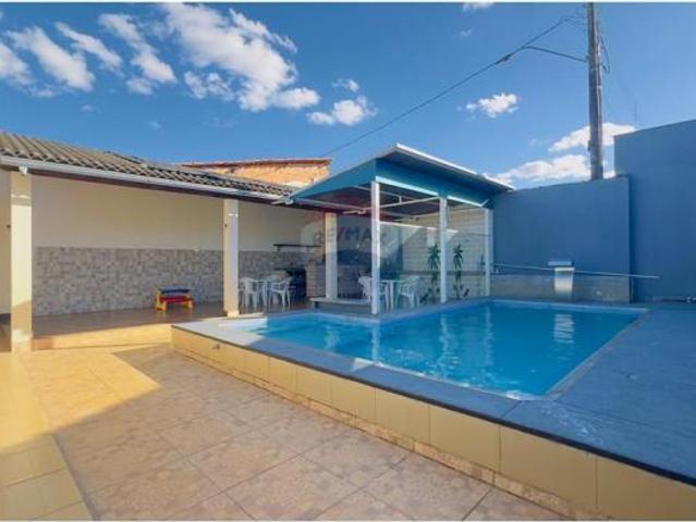 CASA SEMI MOBILIADA COM PISCINA E CHURRASQUEIRA 3 QUARTOS Rua 3 de Vicente Pires Condomínio Fechado