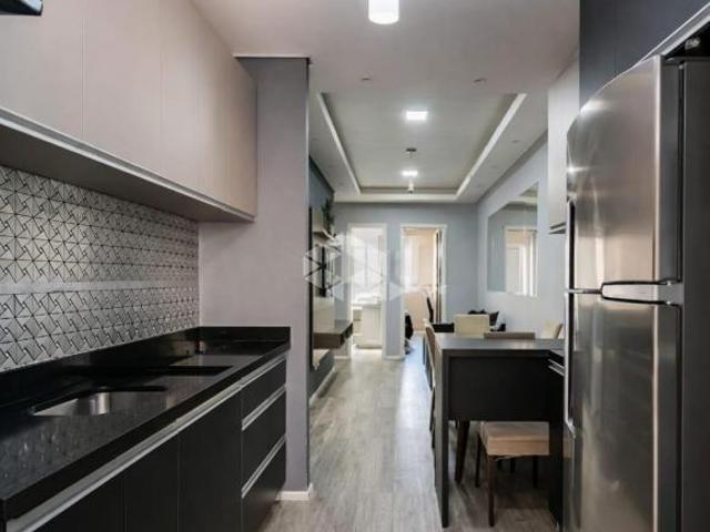 Casa semi mobiliada e reformada em condomínio com 2 dormitórios/Quartos, sendo 2 suítes, sala de est