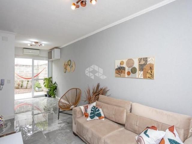 Casa semi mobiliada e reformada em condomínio com 2 dormitórios/Quartos, sendo 2 suítes, sala de est