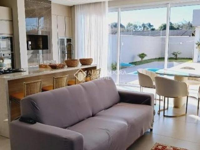 Casa Semi Nova, impecável à venda no bairro Guaíba Park