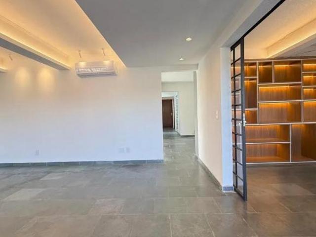Casa semi reformada com 4 dormitórios e 4 vagas no Chácara das Pedras próx. Joao