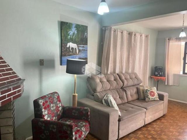 CASA SEMII MOBIIADA COM 4 DORMITÓRIOS, 1 SUÍTE, LAREIRA, CHURRASQUEIRA E 2 VAGAS COBERTAS SANTA I