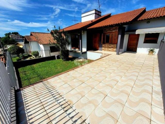 Casa semimobiliada, 3 dormitórios, sendo 1 suíte, salão de festas com churrasqueira, piscina, vaga p