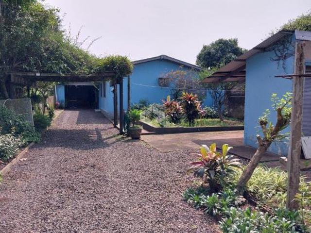 Casa semimobiliada, 02 dormitórios, cozinha espaçosa, garagem coberta, amplo pátio