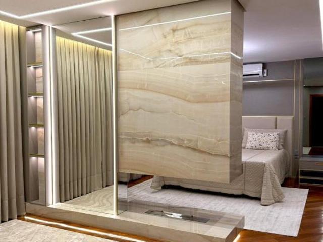 Casa Semimobiliada com dois pavimentos, com 530 m2 e com 5 dormitór