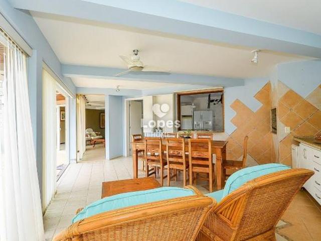 Casa Semimobiliada com Piscina e 460m² no Bacacheri | Sofisticação, Espaço e Privacidade
