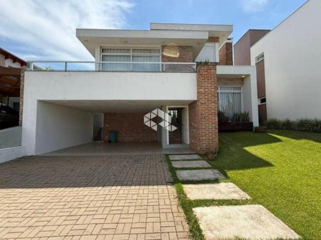 Casa semimobiliada, com 04 dormitórios 01 suíte em condomínio fechado