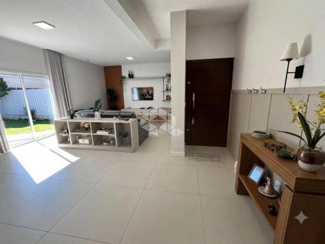 Casa semimobiliada com 03 dormitórios no bairro Goiás