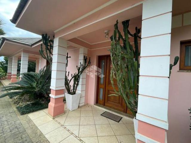 CASA SEMIMOBILIADA COM 03 DORMITÓRIOS NO JARDIM EUROPA