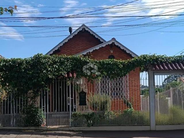 CASA SEMIMOBILIADA COM 143M² PRIVATIVOS 4 DORMITÓRIOS, 2 VAGAS COBERTAS, PATIO E PISCINA TERESÓP