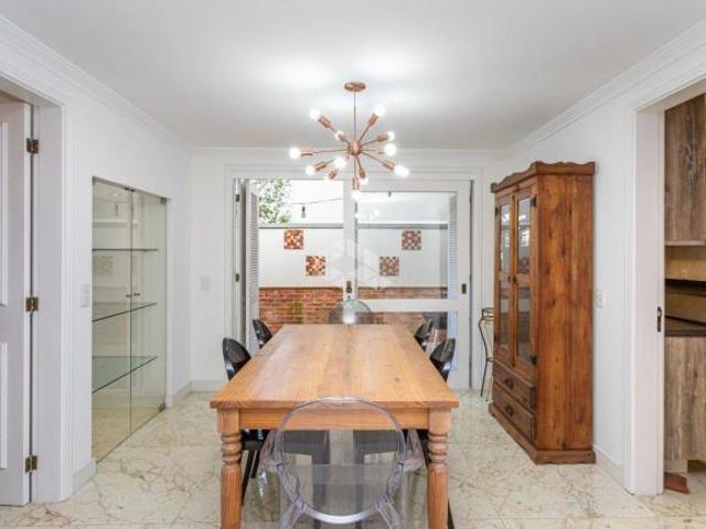 Casa semimobiliada com 187m², 3 dormitórios sendo 2 suítes e 2 vagas de garage