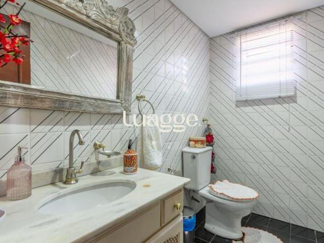 Casa semimobiliada com 385m², 3 suítes, piscina e espaço gourmet na Chácara das