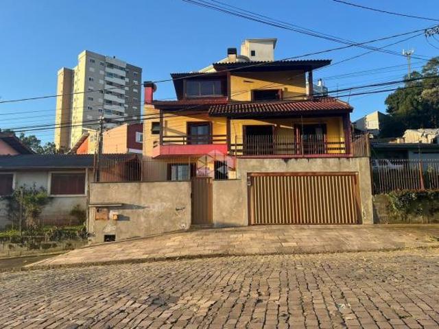 Casa Semimobiliada com 309m² privativos, localizada no Bairro Santa Catarina em Caxias do Sul RS