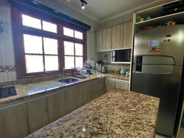Casa semimobiliada com 3 quartos, 2 banheiros e 2 vagas
