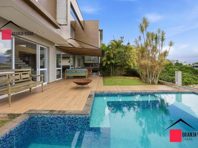 Casa semimobiliada à venda no condomínio Golf Village com vista para horizonte
