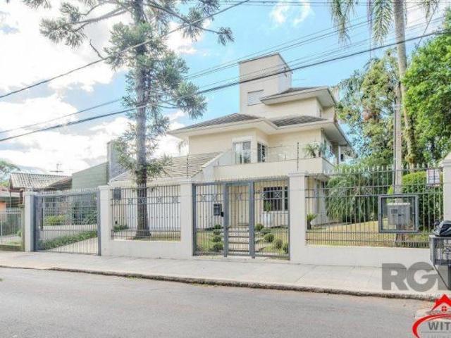 Casa semimobiliada e possui 3 suítes sendo 1 delas master com closet e hidro