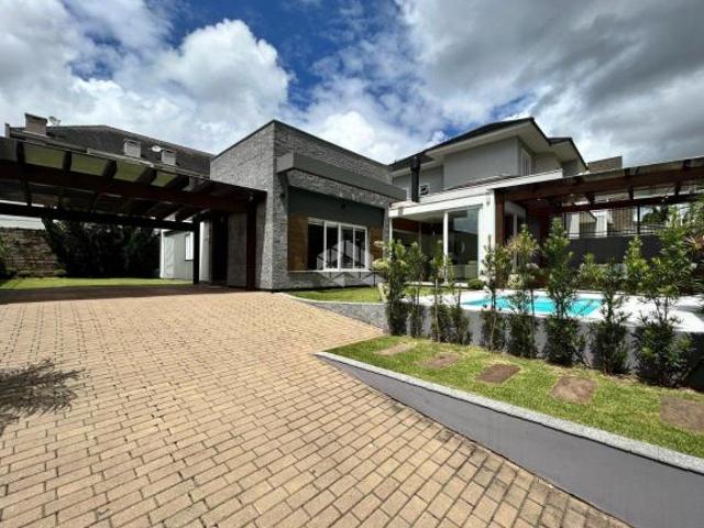 Casa semimobiliada e plana, com 03 dormitórios e piscina, no Jardim Europa!
