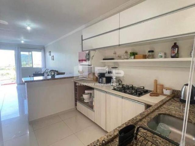 CASA SEMIMOBILIADA NO MORRO PARIS BAIXO