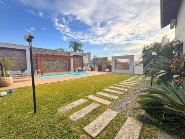 Casa semimobiliada, Piscina aquecida, Deck, Pergolado com 5 Dormitórios, sendo 1 suíte e Pronta par