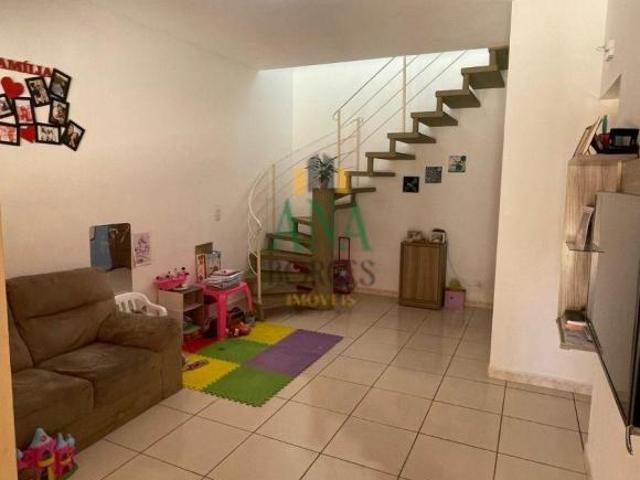 Casa sendo sobrado no jardim Itália Éden