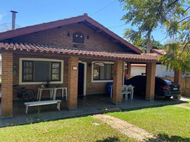 Casa simples e prática com 3 quartos e piscina