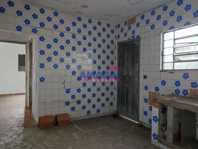 casa simples em avenida comercial