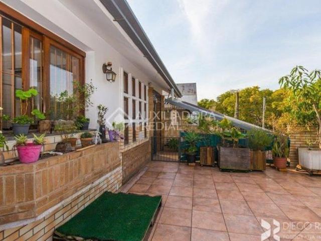 CASA SOBRADO. 3 DORMITORIOS, SENDO 2 SUITES, 2 VAGAS NA MEDIANEIRA