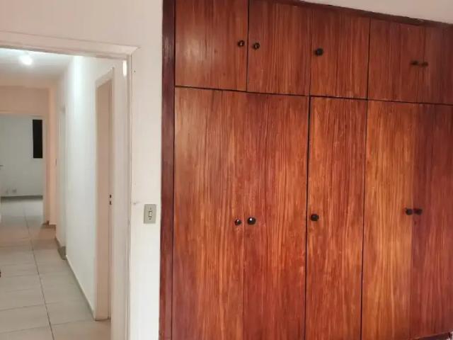 Casa sobrado 3 dorms no bairro da saude a 8 min. Do metro com garagem portao basculante automatico e quintal sao paulo sp
