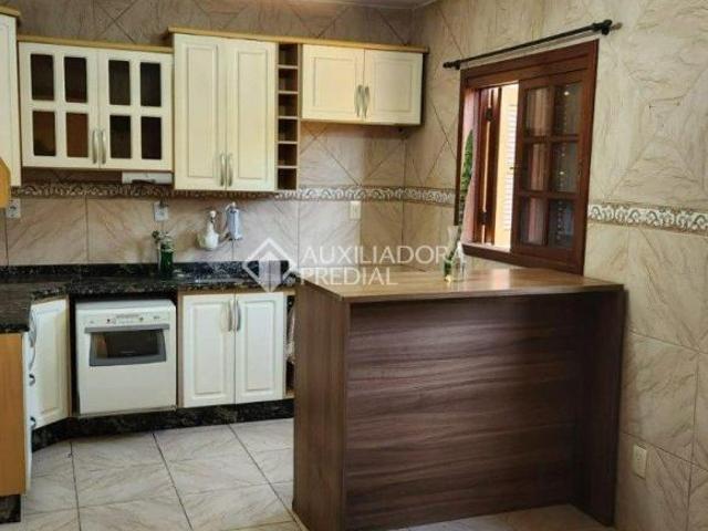 Casa sobrado, 03 quartos, 01 suíte com closet, pátio com piscina